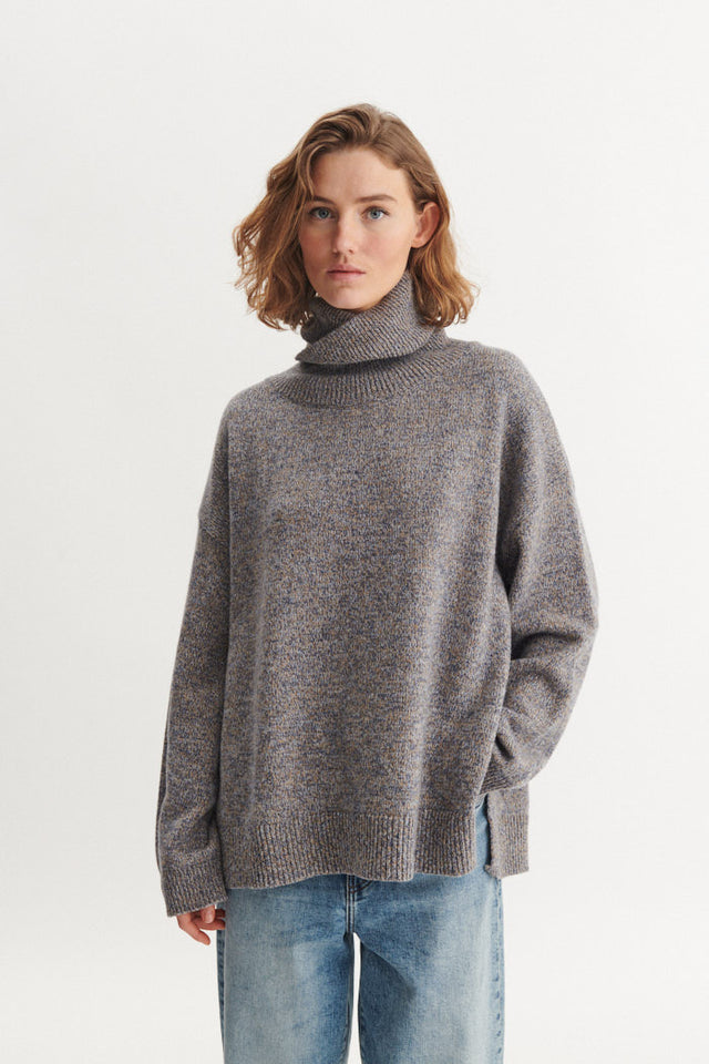 Randi T-Neck - Portabella / poppy seed